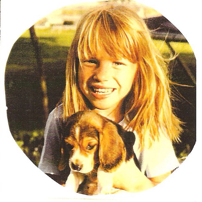 A Que Dedicas? – Call Me Mandy